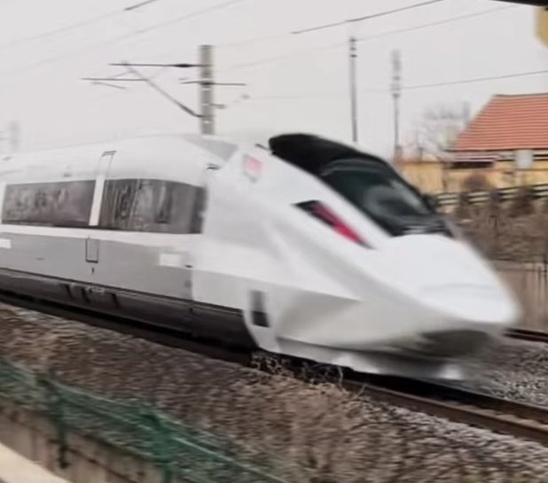 真っ白で走る中国高速試験列車CR450AF: Express Travel Blog