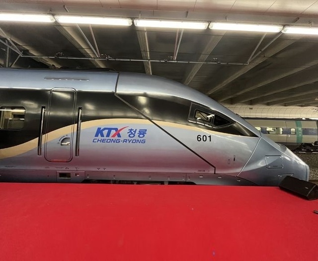 韓国の時速320㎞高速列車「KTX青龍」がお披露目: Express Travel Blog